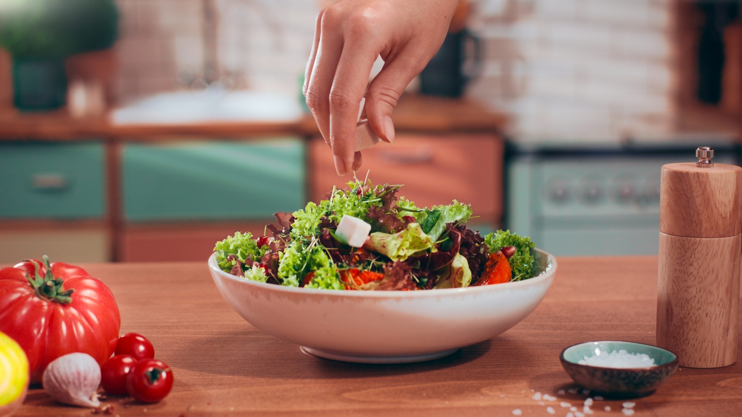 Summer salad with vegan greek style cheese - bedda world