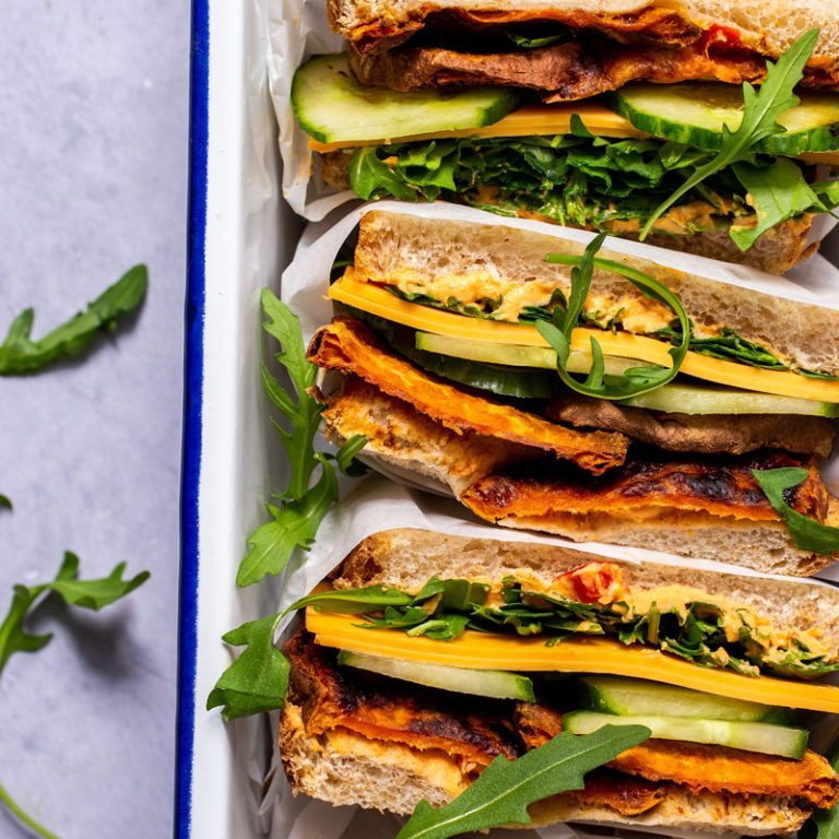 Veganes geräuchertes Süßkartoffel-Sandwich mit Rucola - bedda world